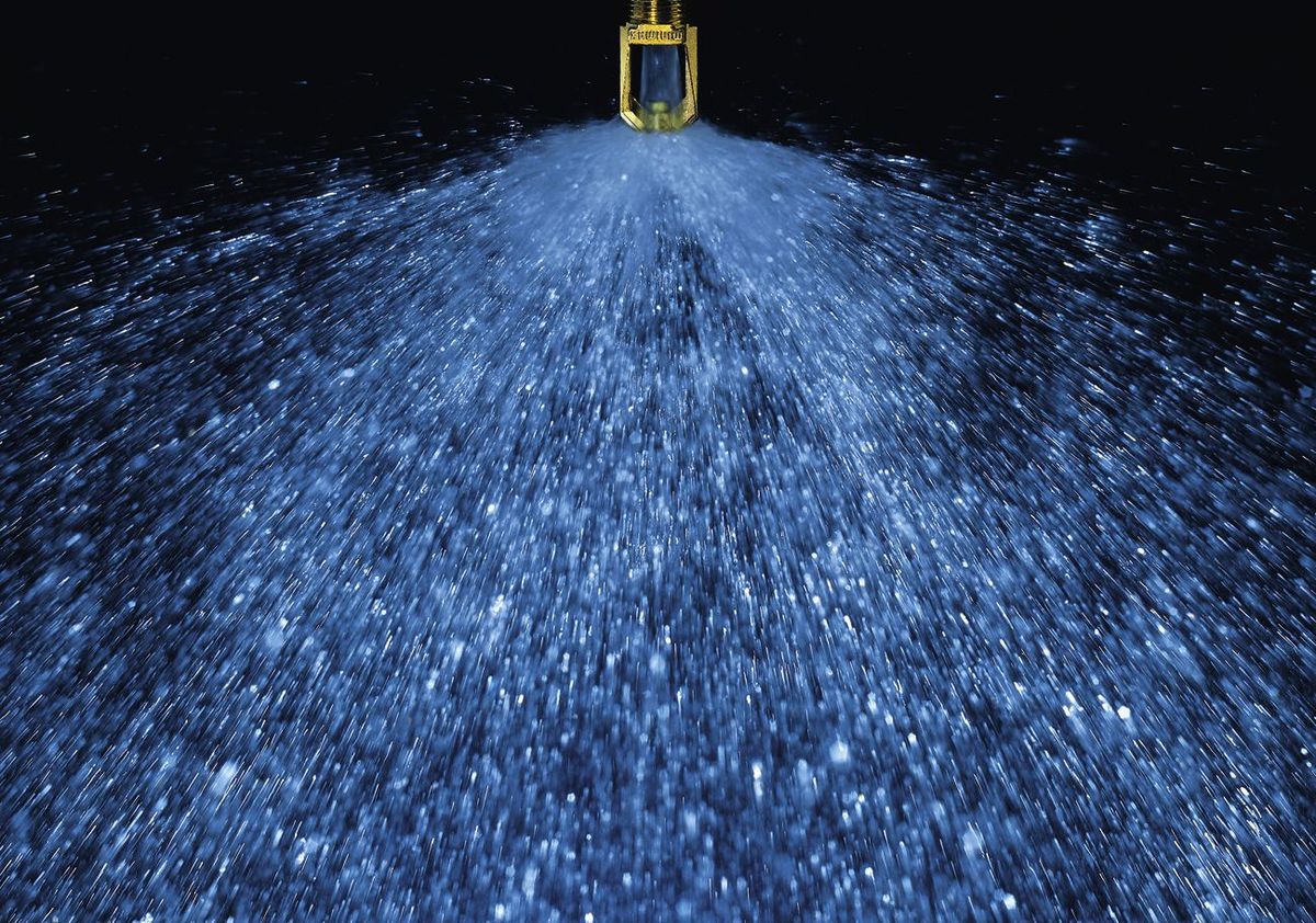 Datei:Spruehender Sprinkler.jpg – Brandschutz Wiki